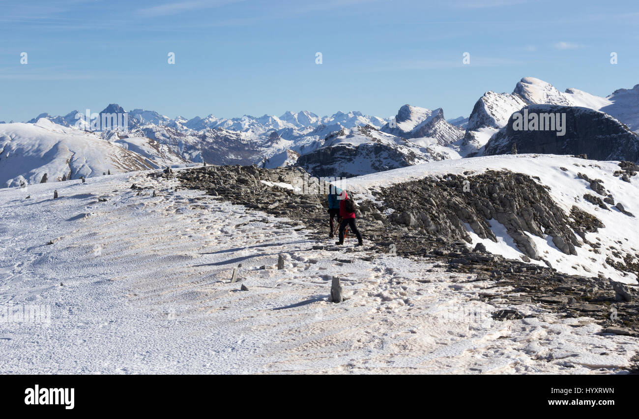 people in the snow Stock Photo - Alamy