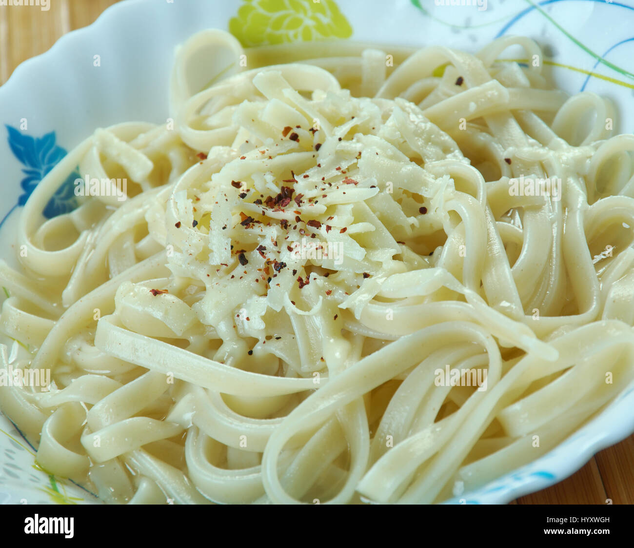 Tagliolini con il grana in brood Stock Photo - Alamy