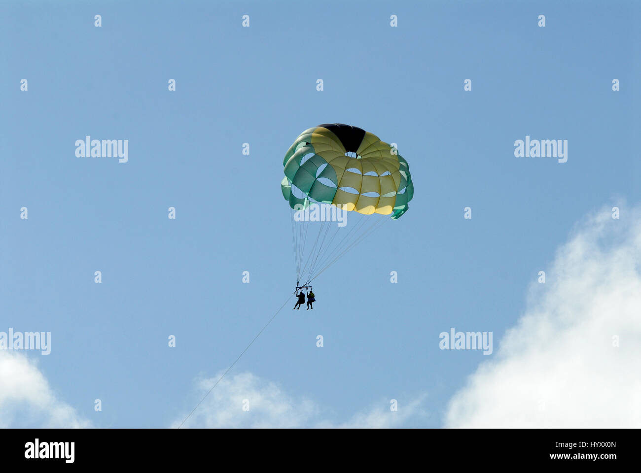 Parachute para sailing parasailing hi-res stock photography and images ...