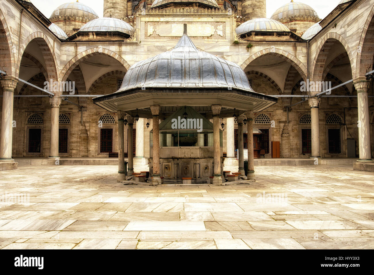 Courtyard of mosque hi-res stock photography and images - Alamy