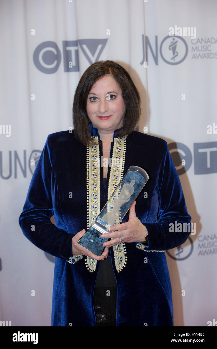 Renee Rosnes poses with the Juno Award for Best Jazz Album: Solo ...
