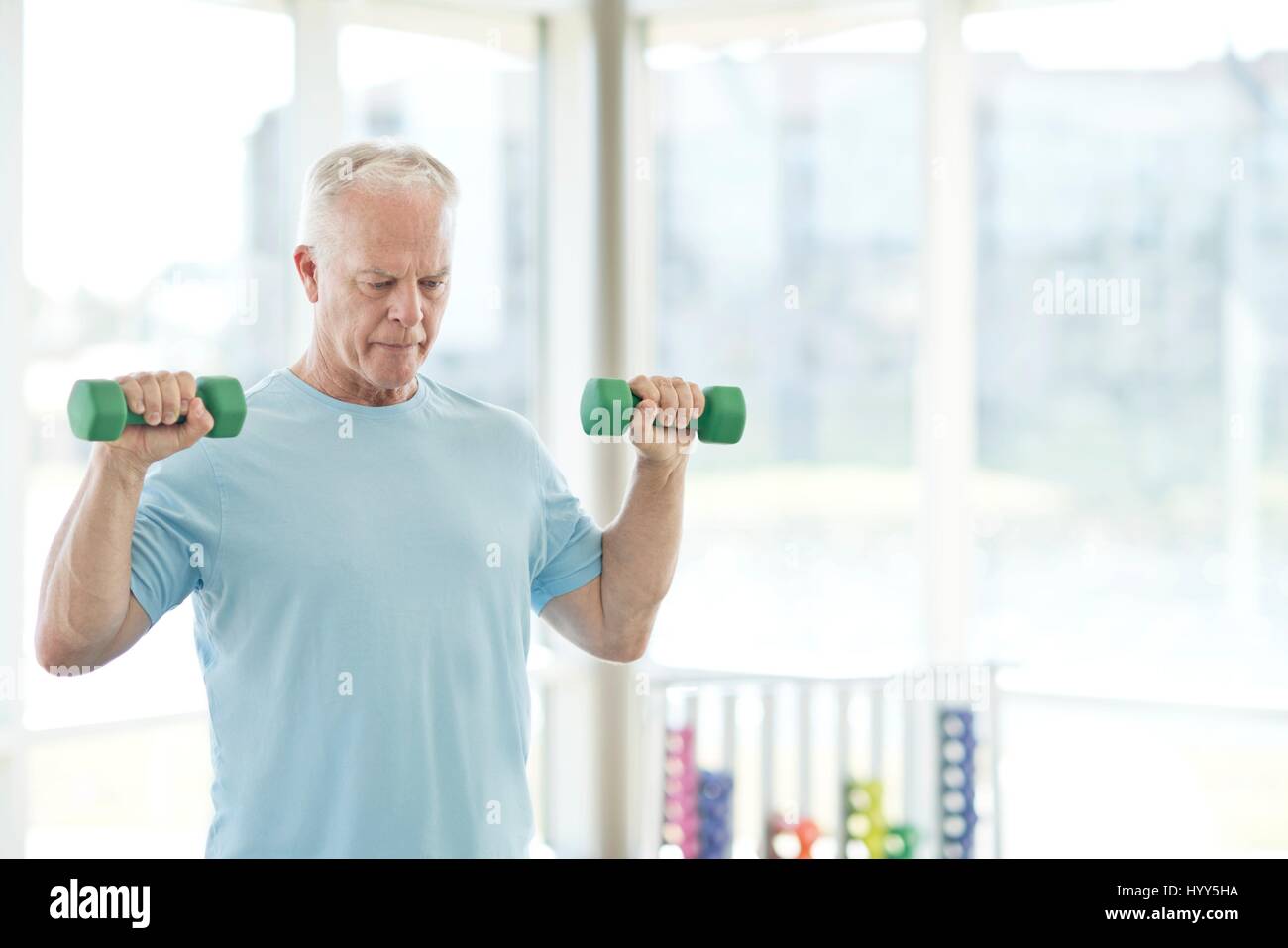 Men lifting weights hi-res stock photography and images - Alamy