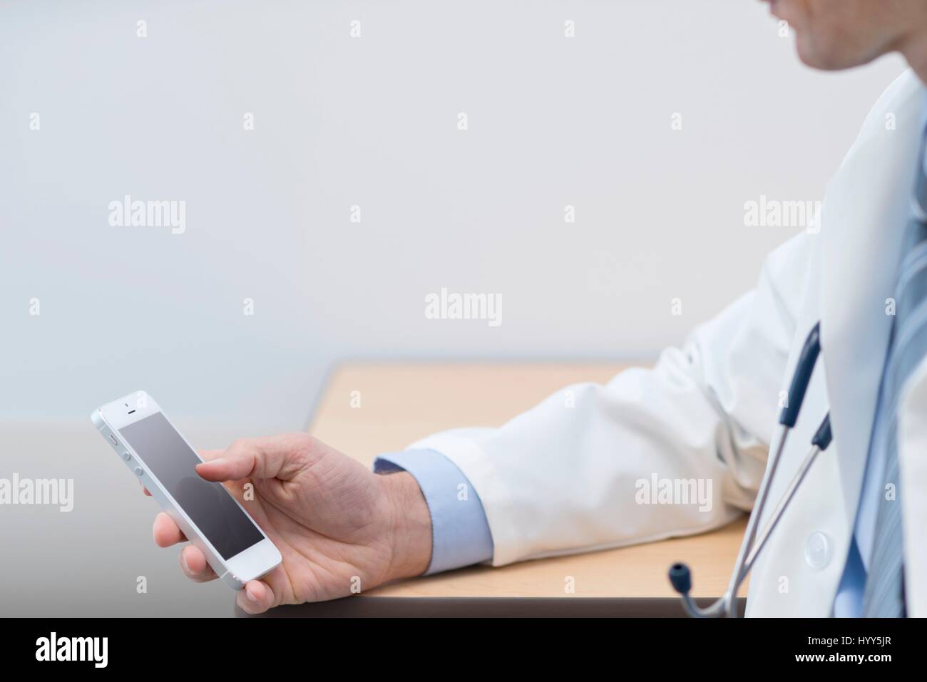 Doctor smartphone close up hi-res stock photography and images - Alamy