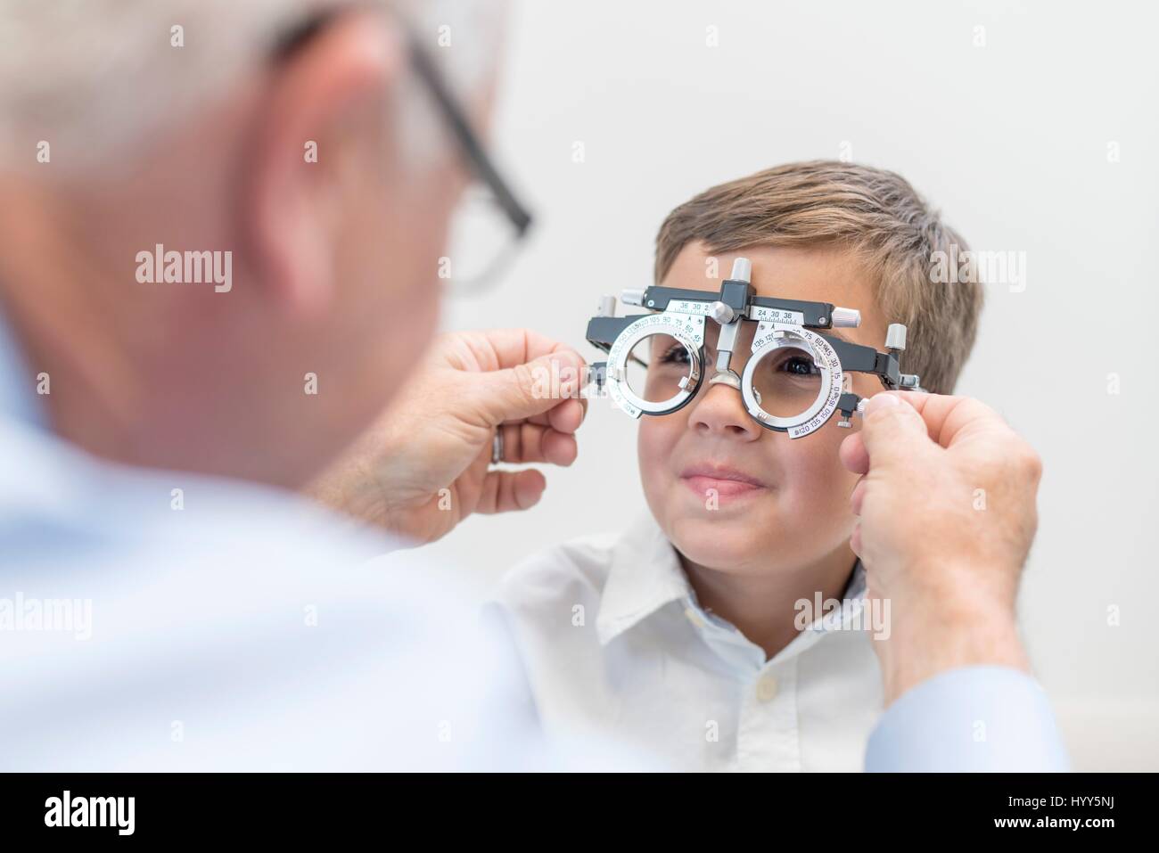 Male optician testing boy's eyesight Stock Photo - Alamy