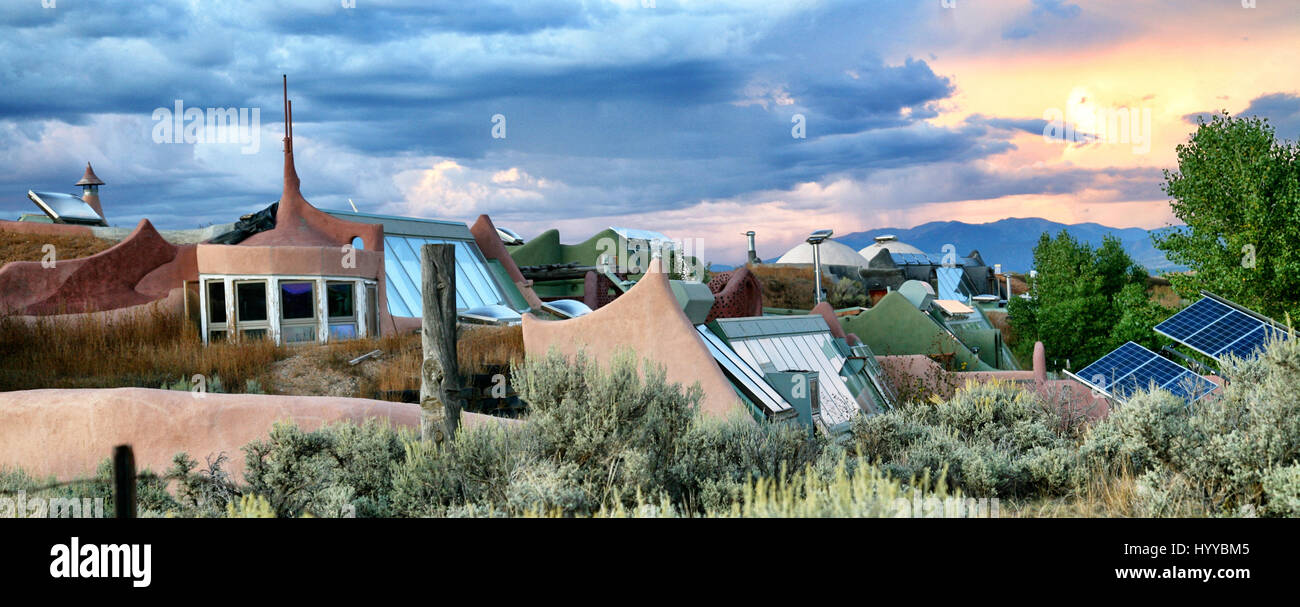 An Earthship Biotecture community. NEW MEXICO, USA: THESE ECO houses ...