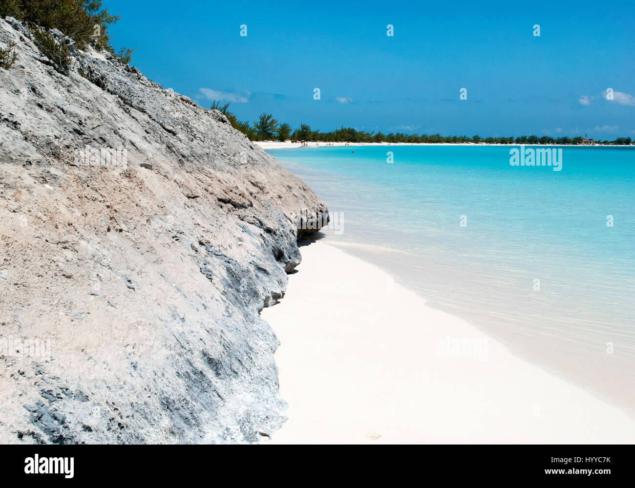 The view of a narrow beach on uninhabited island Half Moon Cay (Bahamas ...