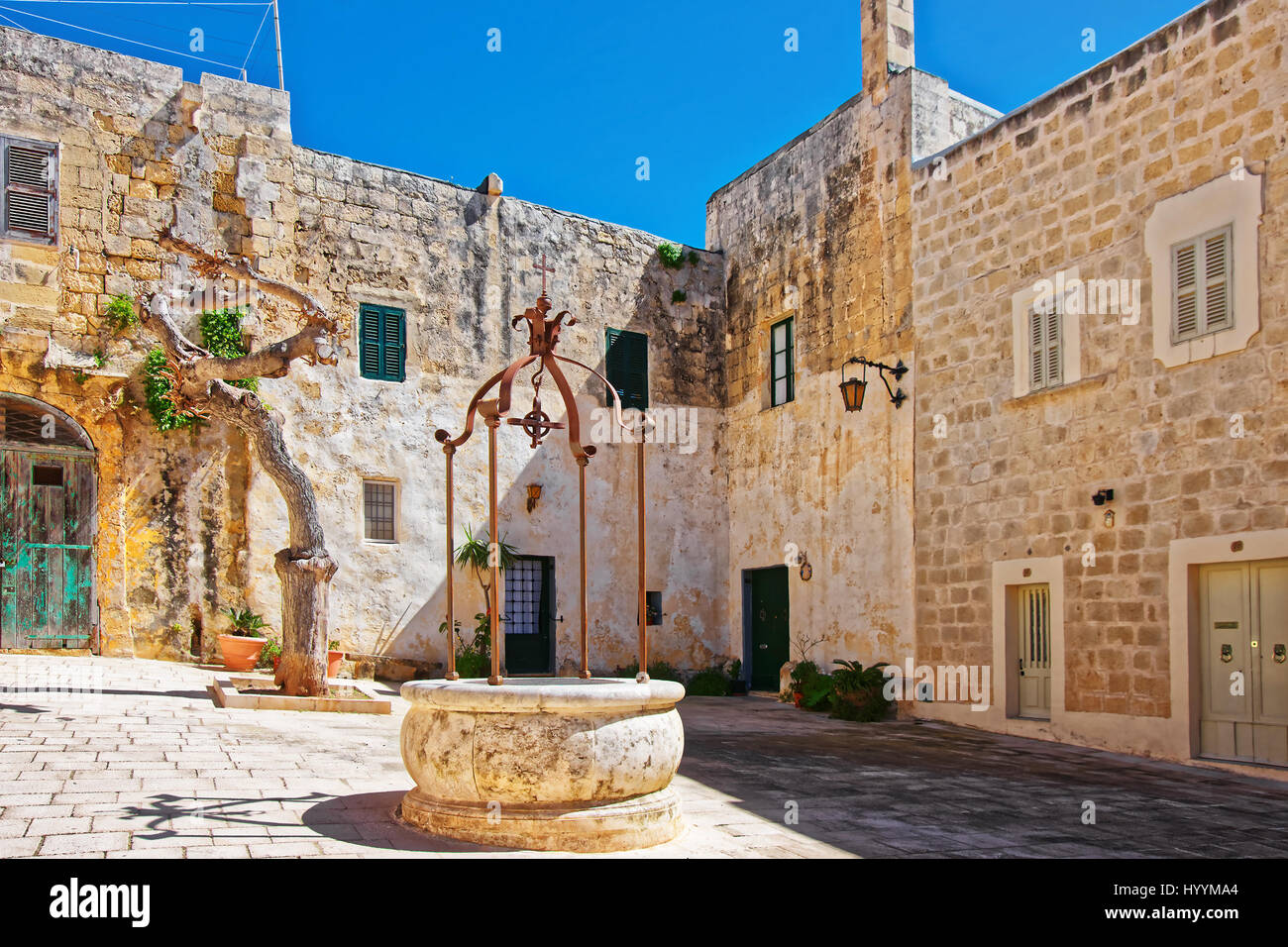 Well at Misrah Mesquita square in Mdina, Malta Stock Photo - Alamy