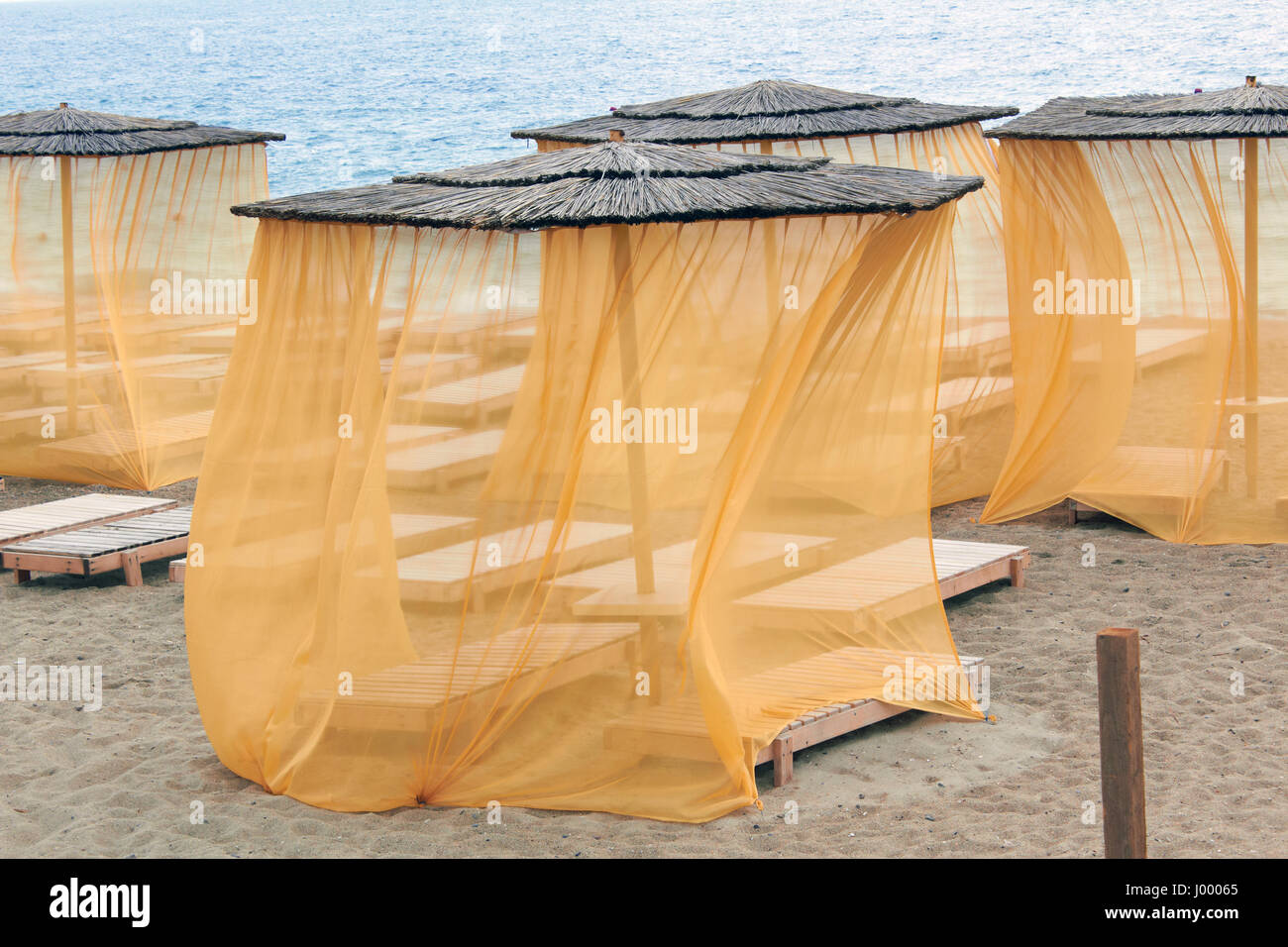 Straw sun canopy hi-res stock photography and images - Alamy