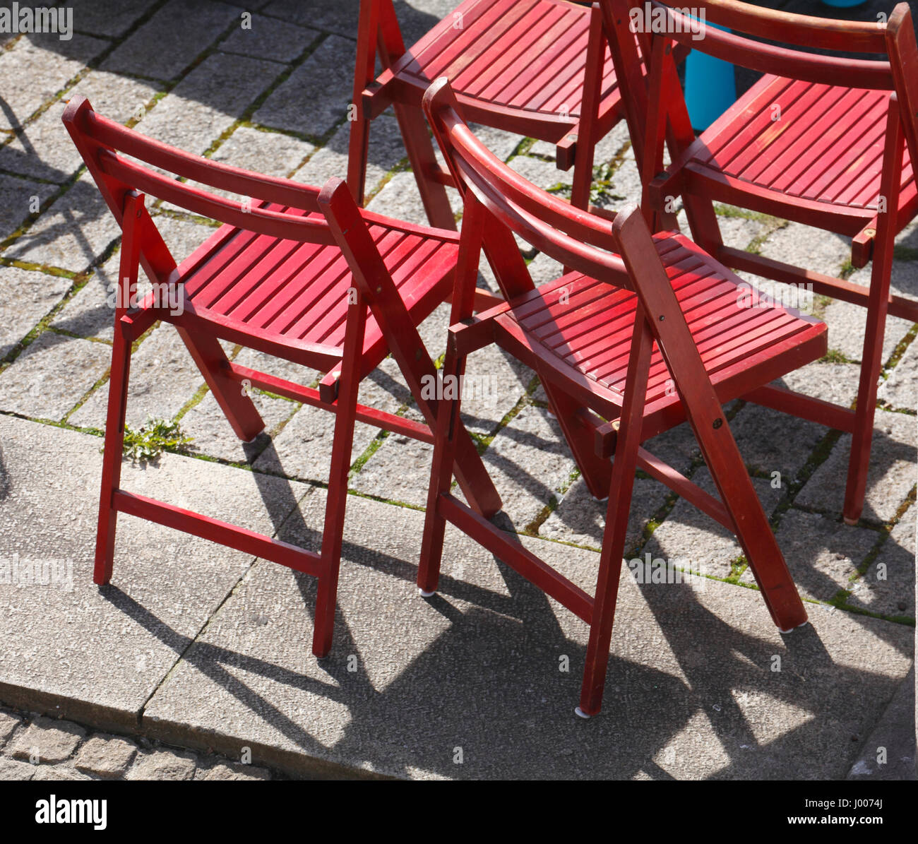 red wooden folding chairs Stock Photo - Alamy