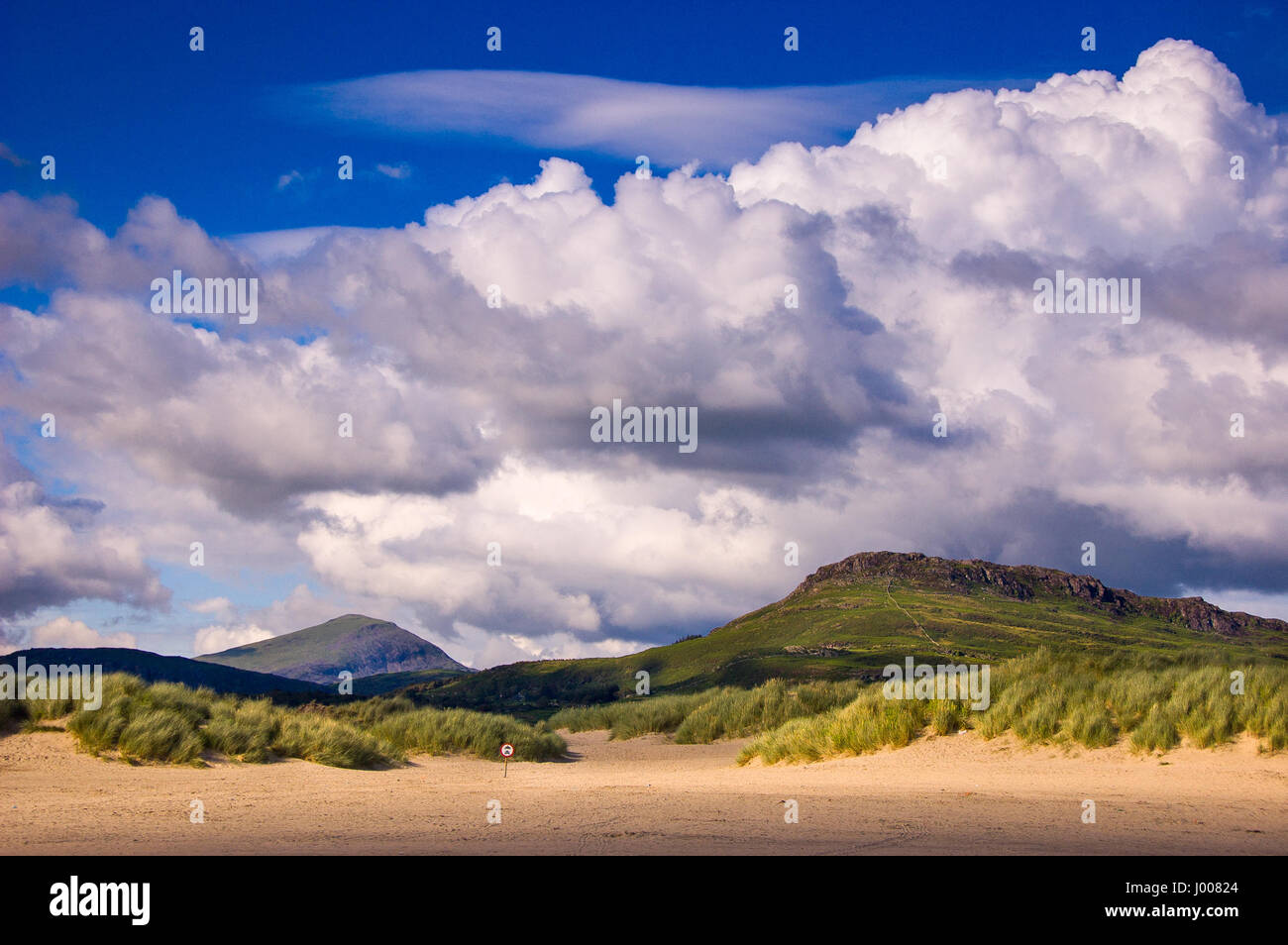 Moel-y-Gest mountain in Snowdonia National Park rises behind the sand ...