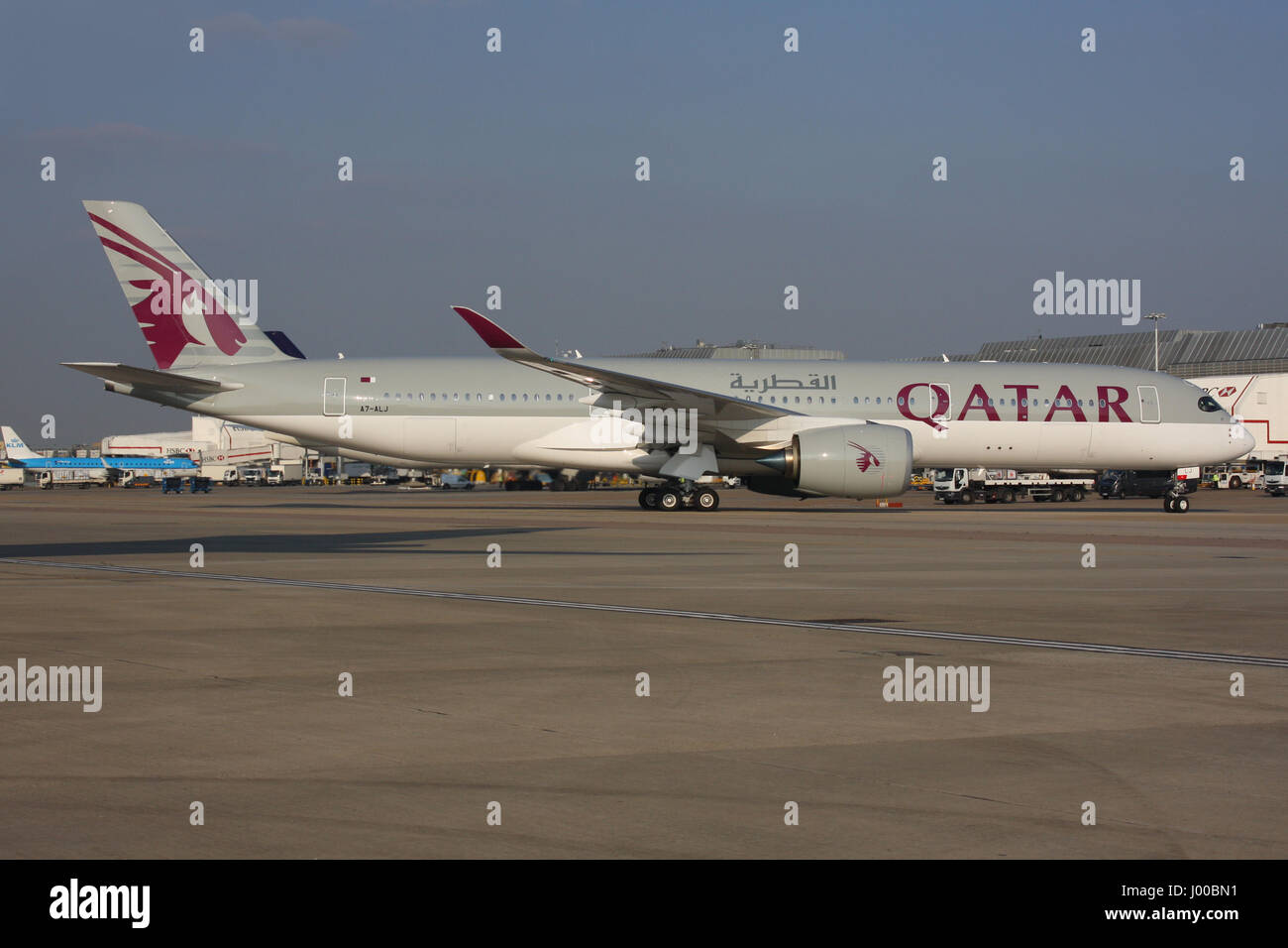 Qatar airways a350 hi-res stock photography and images - Alamy