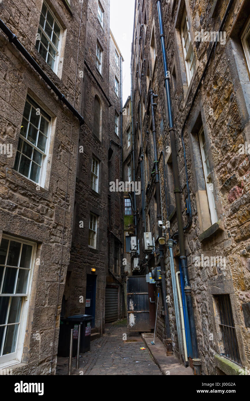 picture of a narrow backstreet in Edinburgh, UK Stock Photo - Alamy