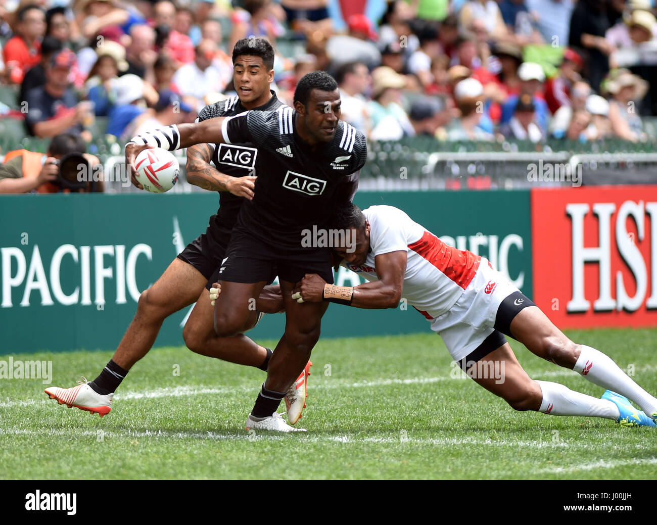 Hong Kong, China. 8th Apr, 2017. Joe Ravouvou (C) of New Zealand breaks ...