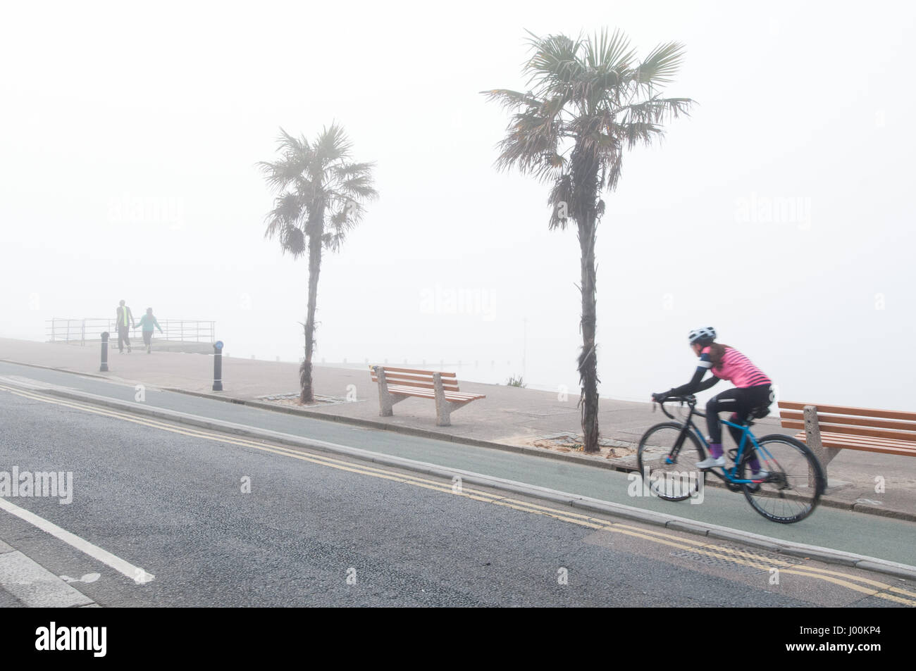 Southend-on-Sea, Essex, UK. 8th April 2017. UK Weather: Heavy Fog ...