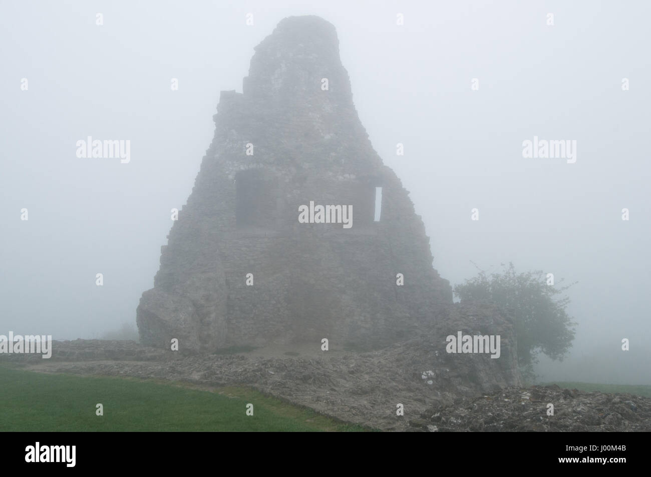 Hadleigh Castle, Hadleigh, Essex, UK. 8th April 2017. UK Weather: Heavy ...