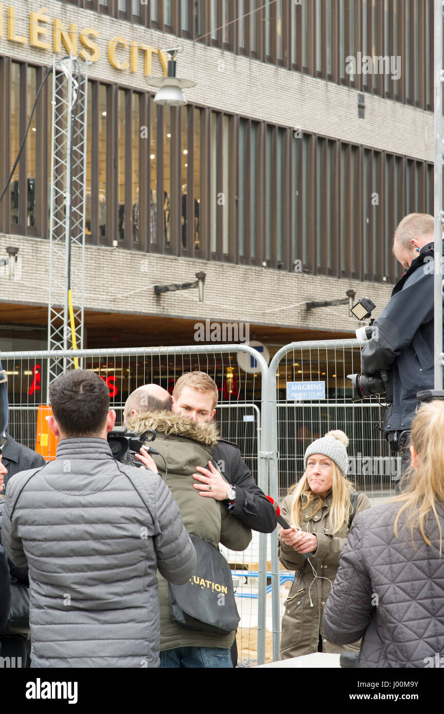 Minister for Education, Gustav Fridolin, hugging a man from "Situation ...