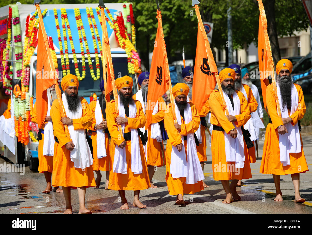 Sikh flag hi-res stock photography and images - Alamy
