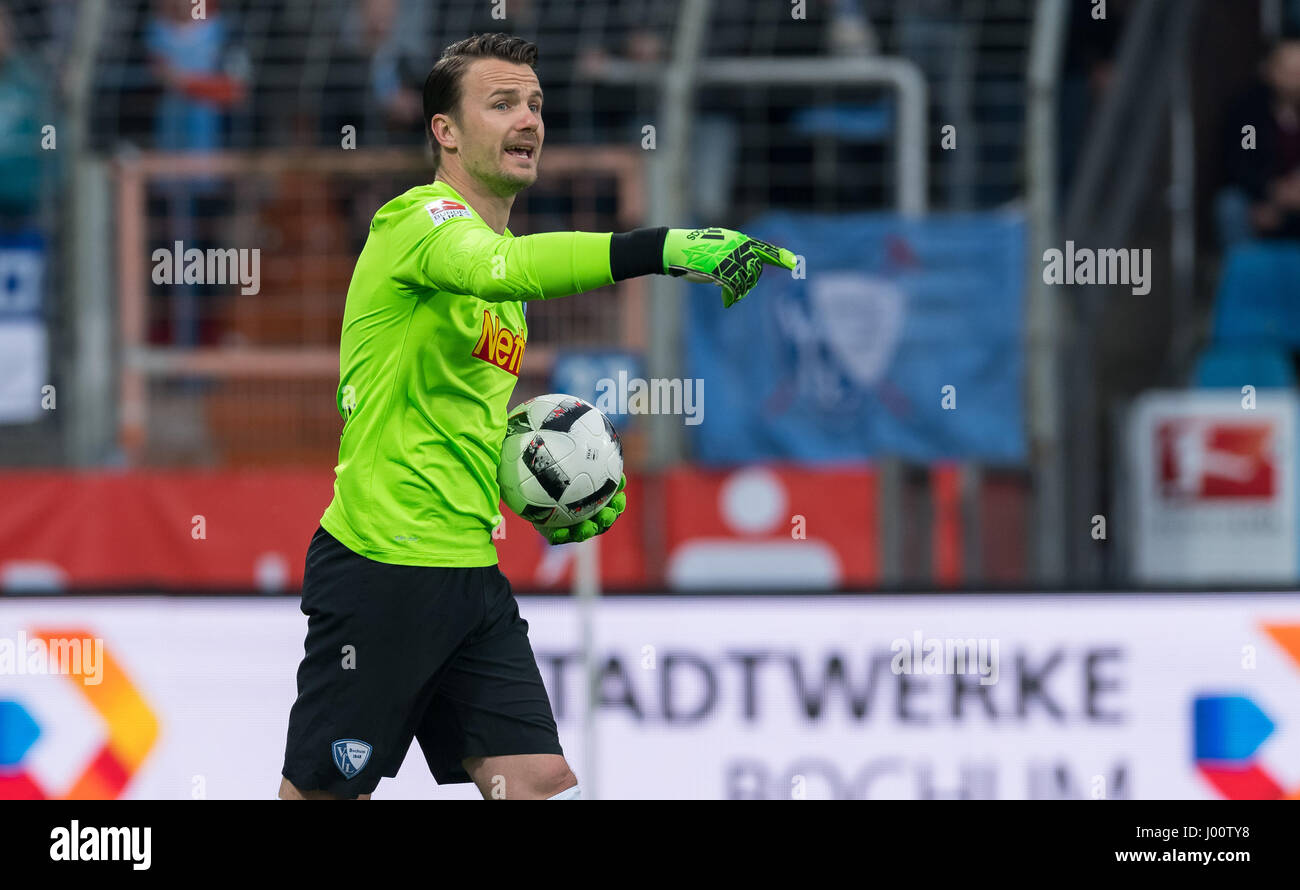 Bochum, Germany. 05th Apr, 2017. Bochum's goalie Manuel Riemann giving ...
