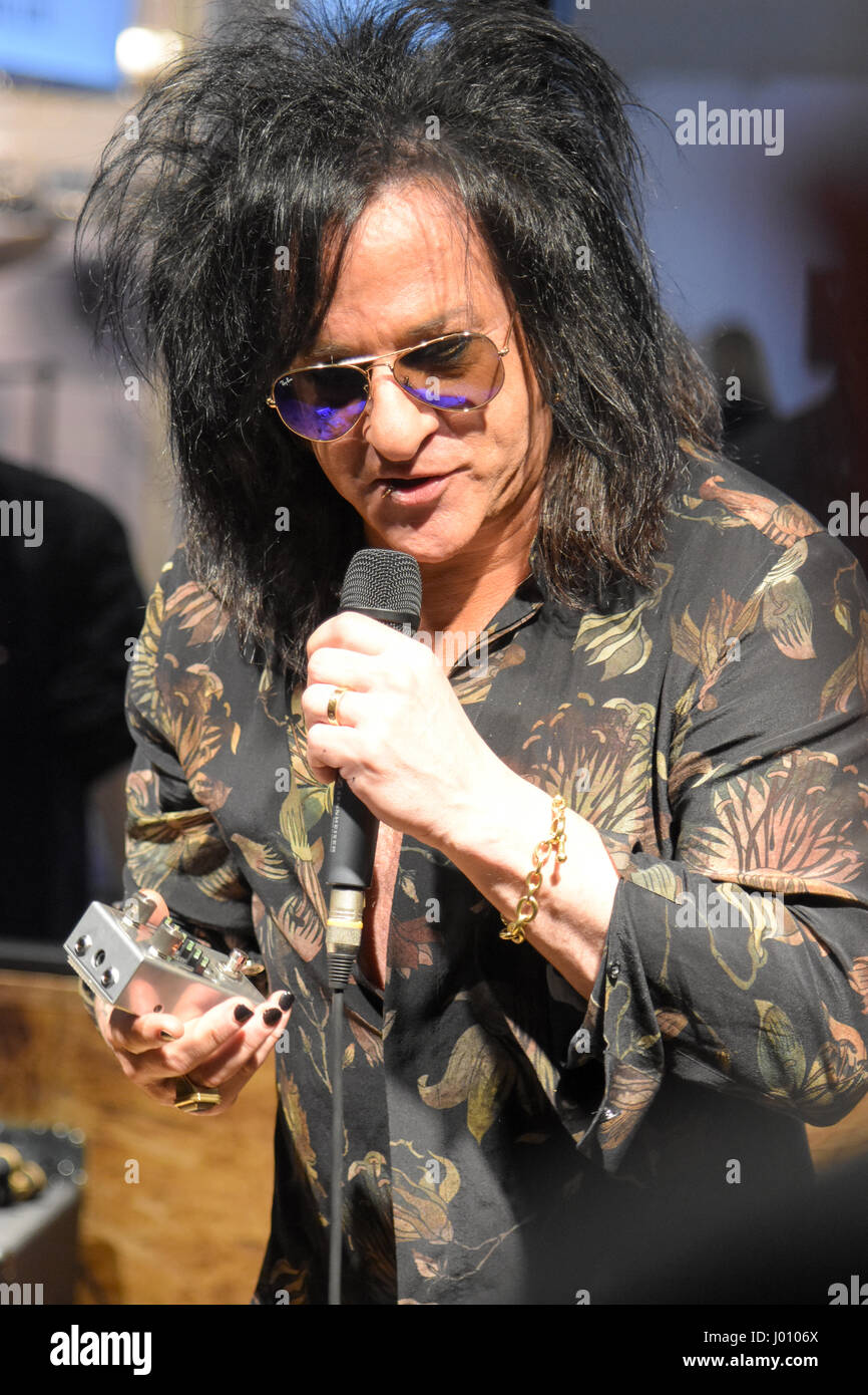 Steve stevens guitarist hi-res stock photography and images - Alamy