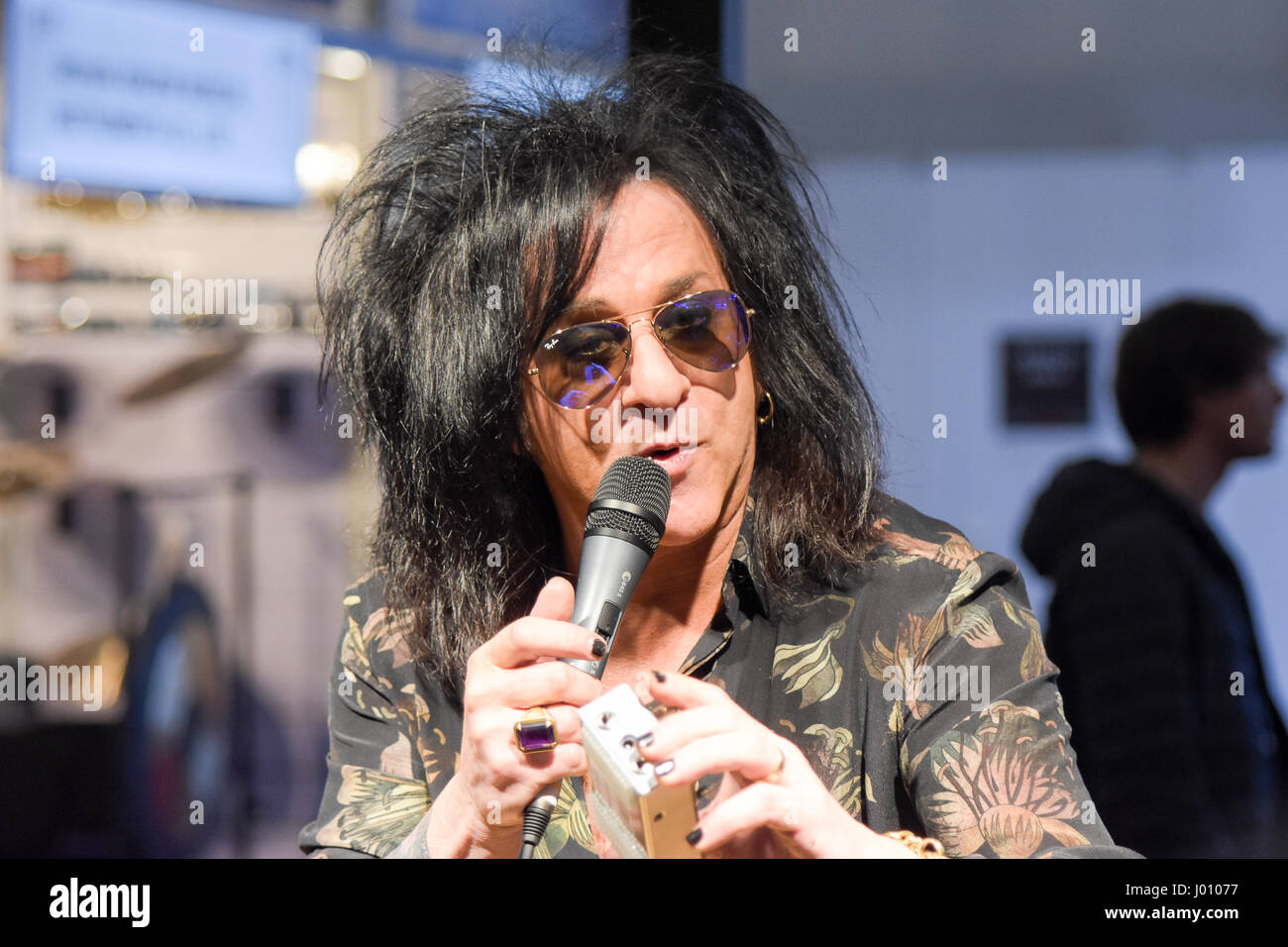 Steve stevens guitarist hi-res stock photography and images - Alamy