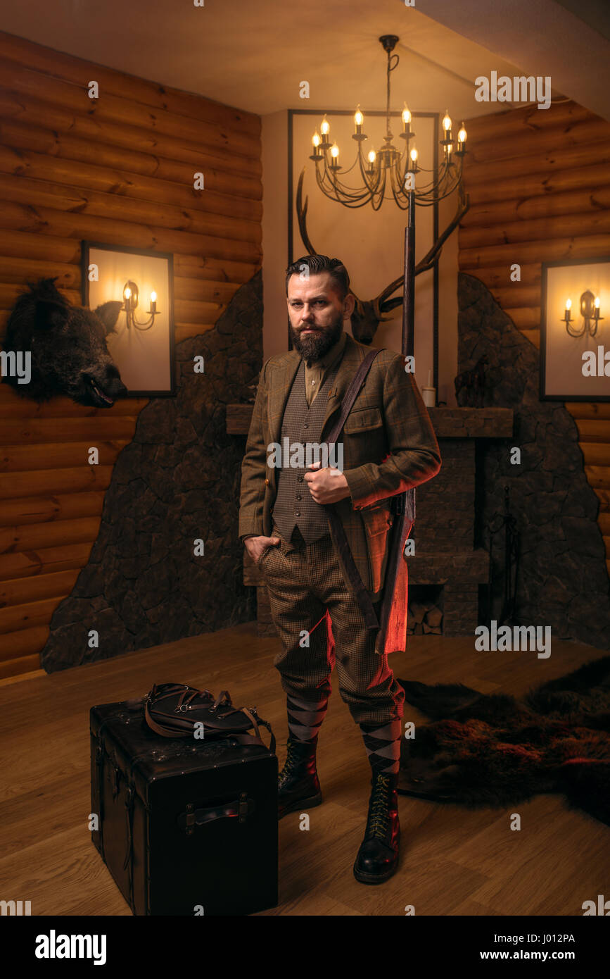 Hunter man with old gun in vintage traditional hunting clothing ...