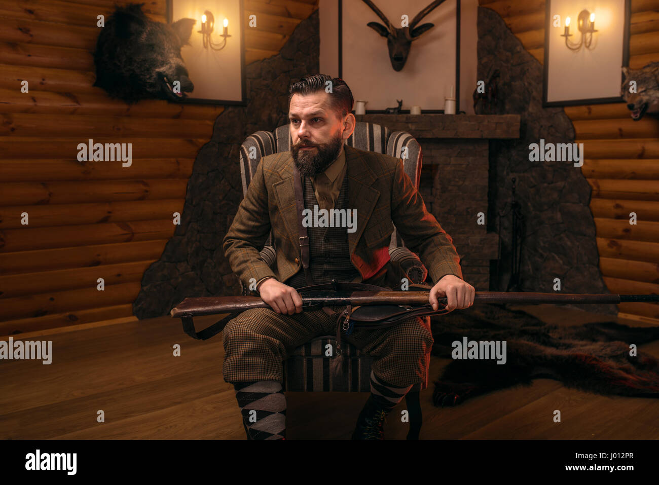 Hunter man with old gun in vintage traditional hunting clothing ...
