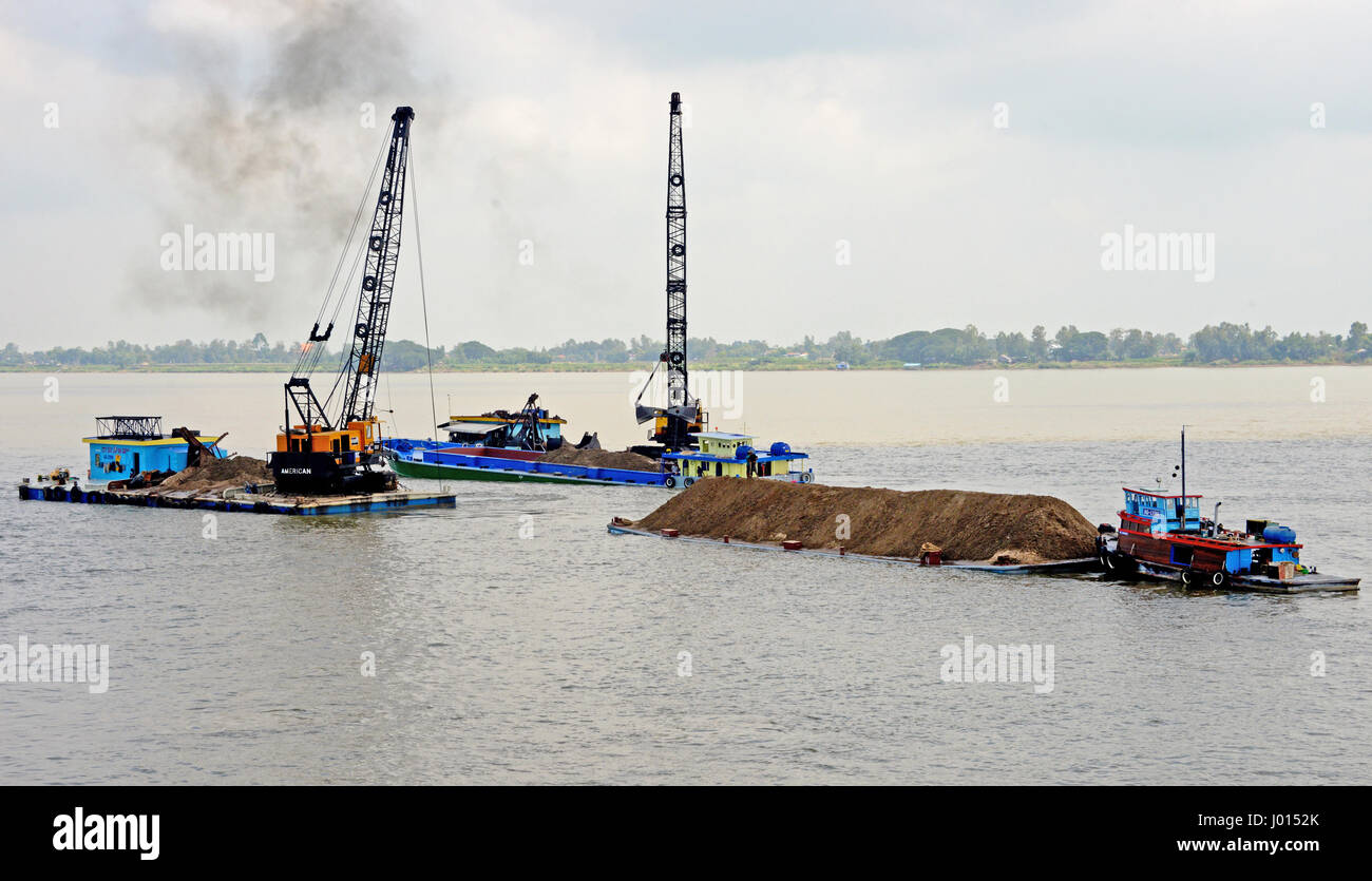 Dredging vessels hi-res stock photography and images - Alamy