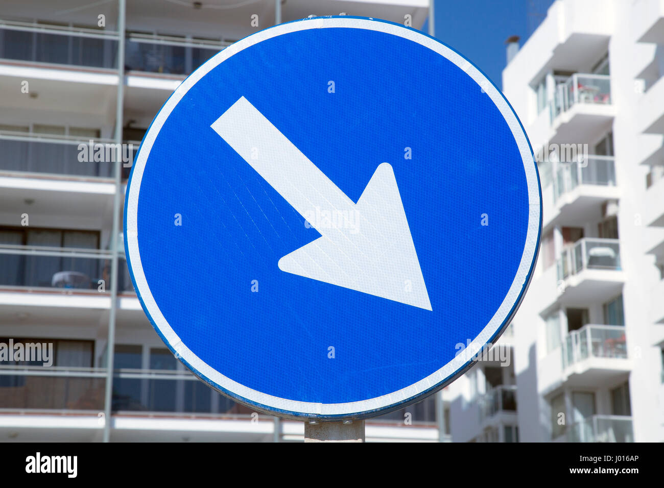 Down arrow sign hi-res stock photography and images - Alamy