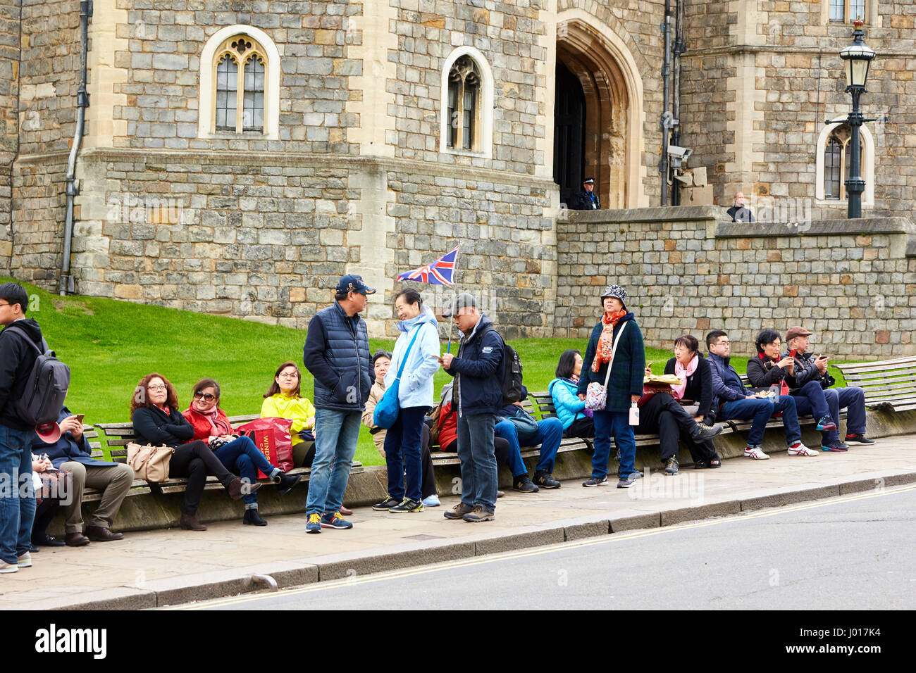 Windsor castle outside hi-res stock photography and images - Alamy