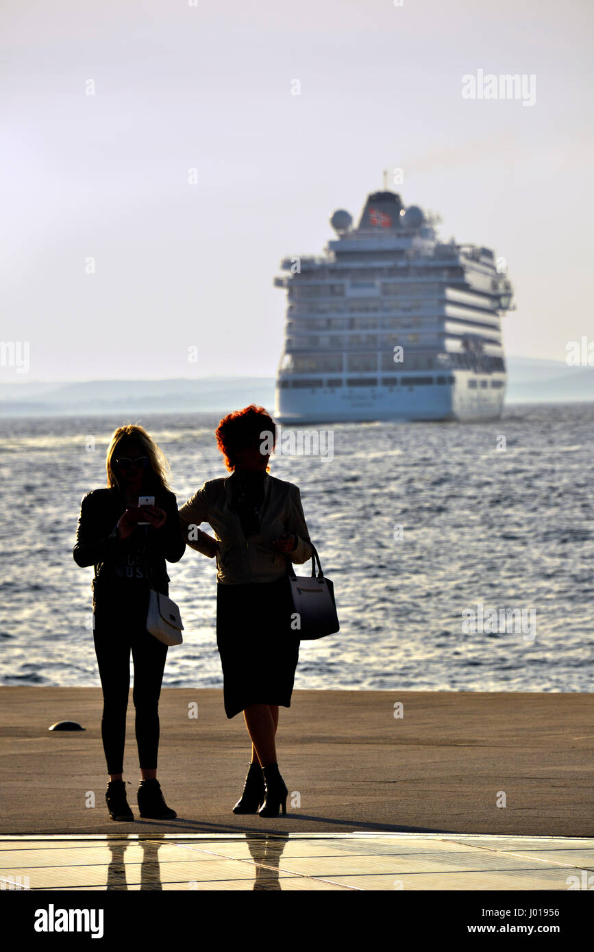 Send off ship hi-res stock photography and images - Alamy