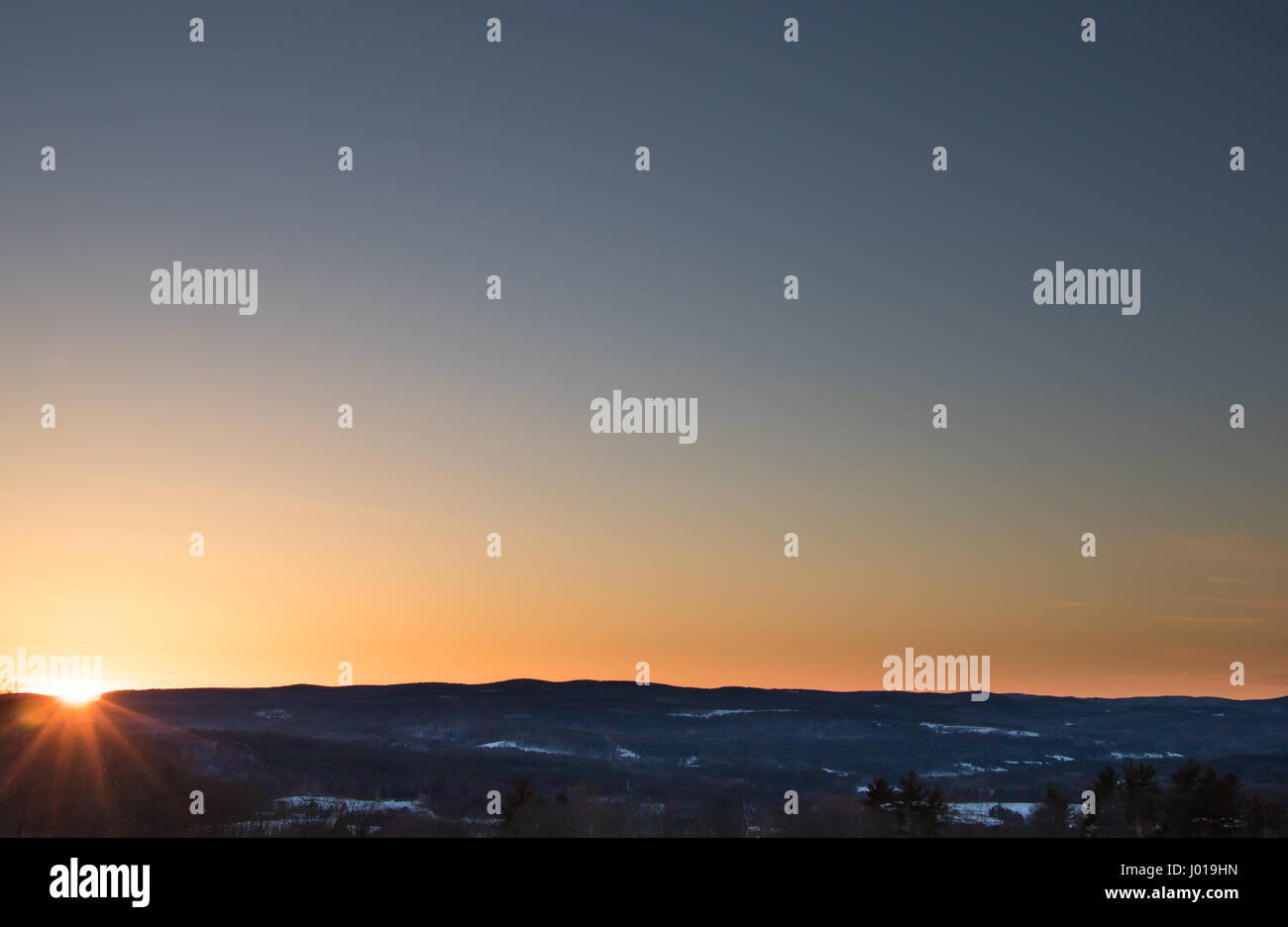Shining sun clouds mountains hi-res stock photography and images - Alamy