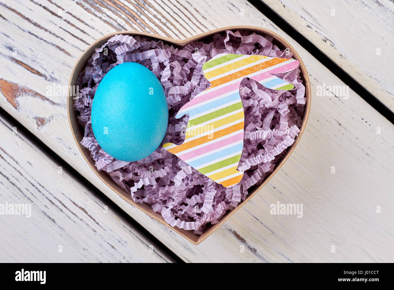 Easter gift box, wood surface. Blue chicken egg Stock Photo - Alamy