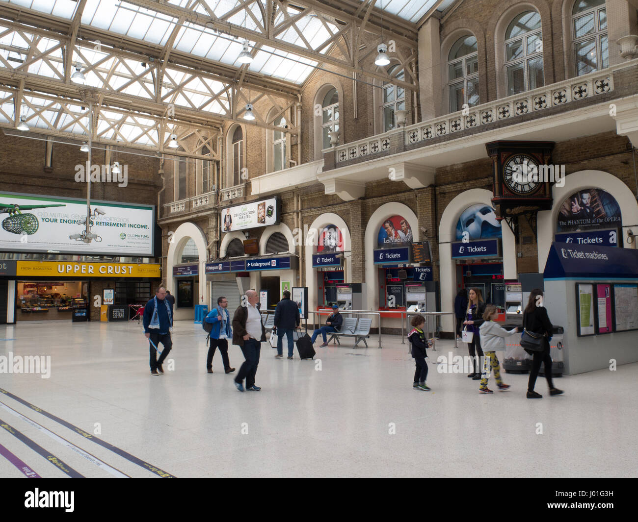 concourse Charing Cross station Stock Photo - Alamy