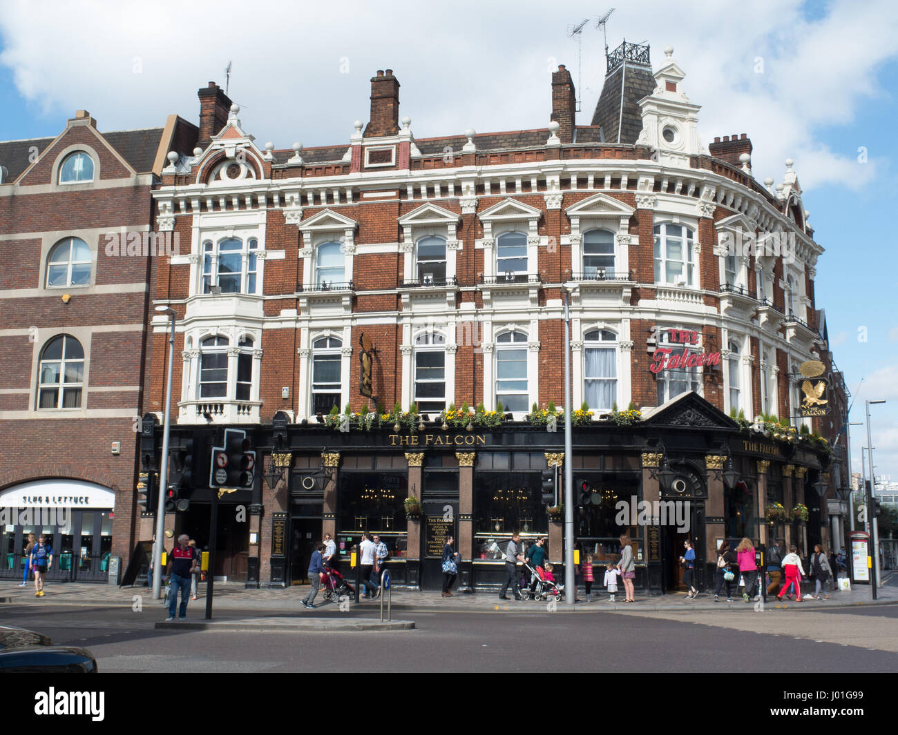 Stylish pub windows hi-res stock photography and images - Alamy