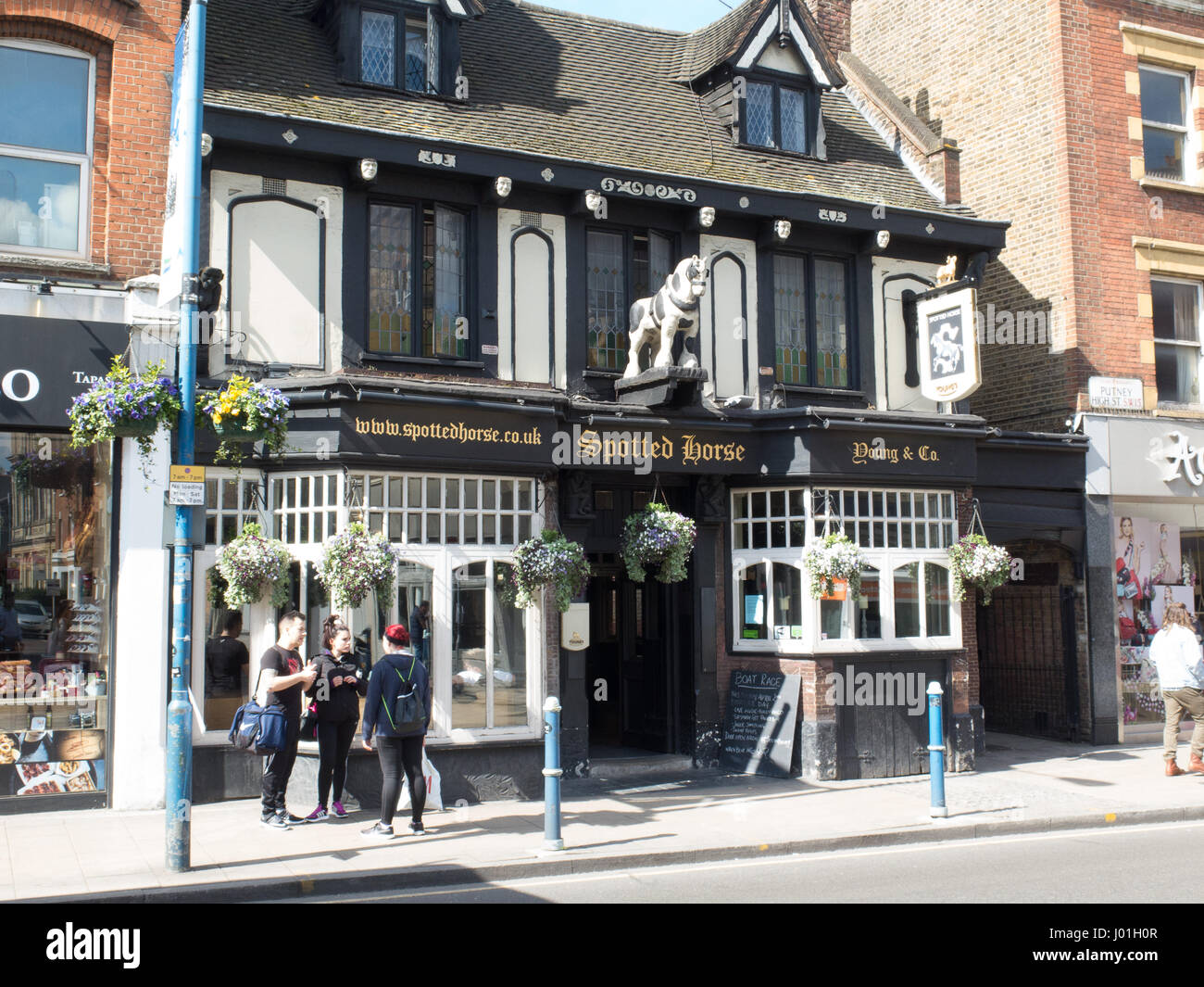 Stylish pub windows hi-res stock photography and images - Alamy