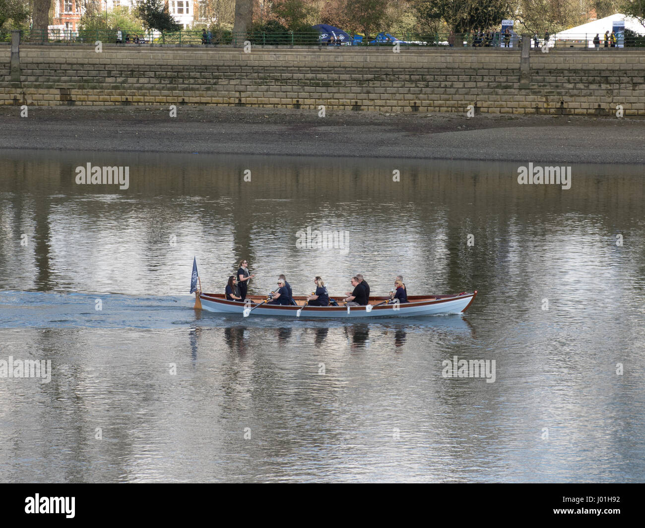 river Thames rowing boat rowers bank sport rowing Stock Photo - Alamy