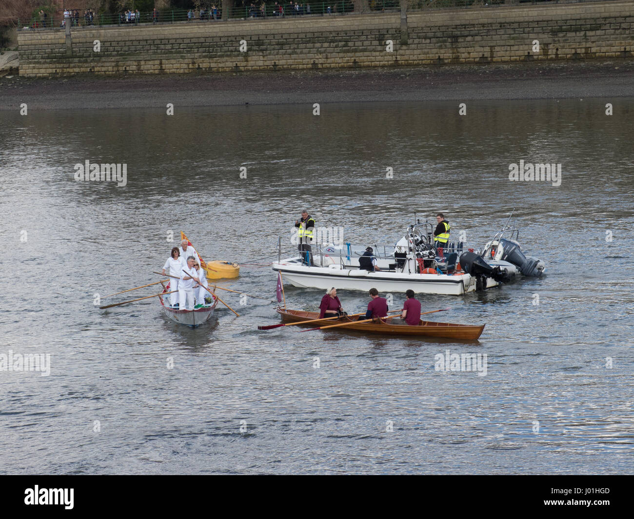 river Thames rowing boat rowers bank sport rowing Stock Photo - Alamy