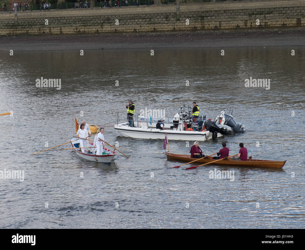 river Thames rowing boat rowers bank sport rowing Stock Photo - Alamy