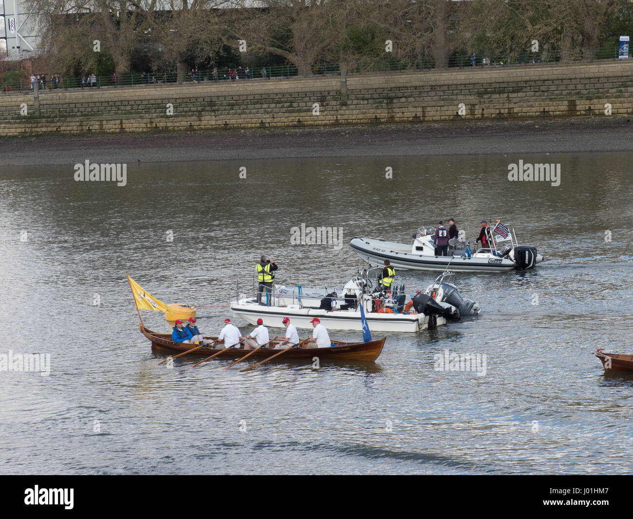 river Thames rowing boat rowers bank sport rowing Stock Photo - Alamy