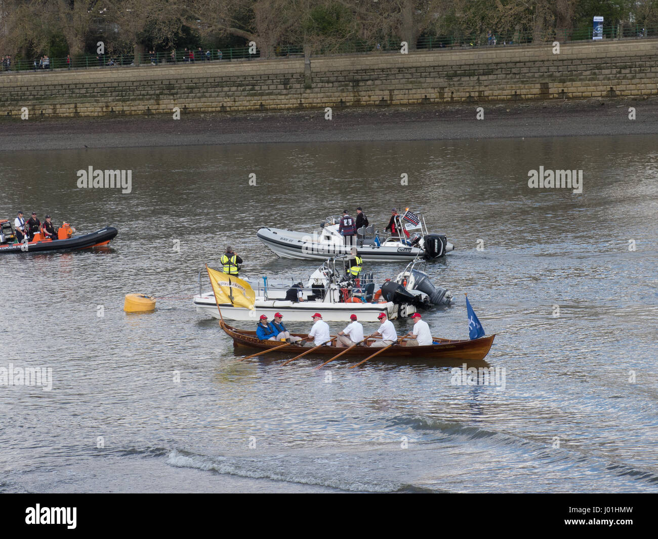 river Thames rowing boat rowers bank sport rowing Stock Photo - Alamy