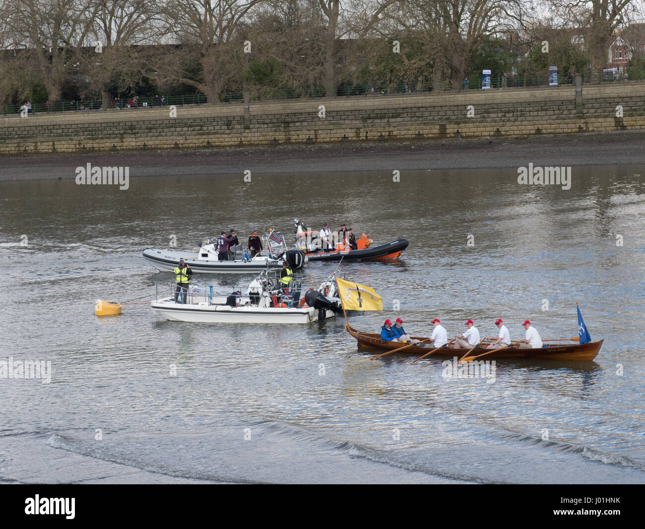 river Thames rowing boat rowers bank sport rowing Stock Photo - Alamy