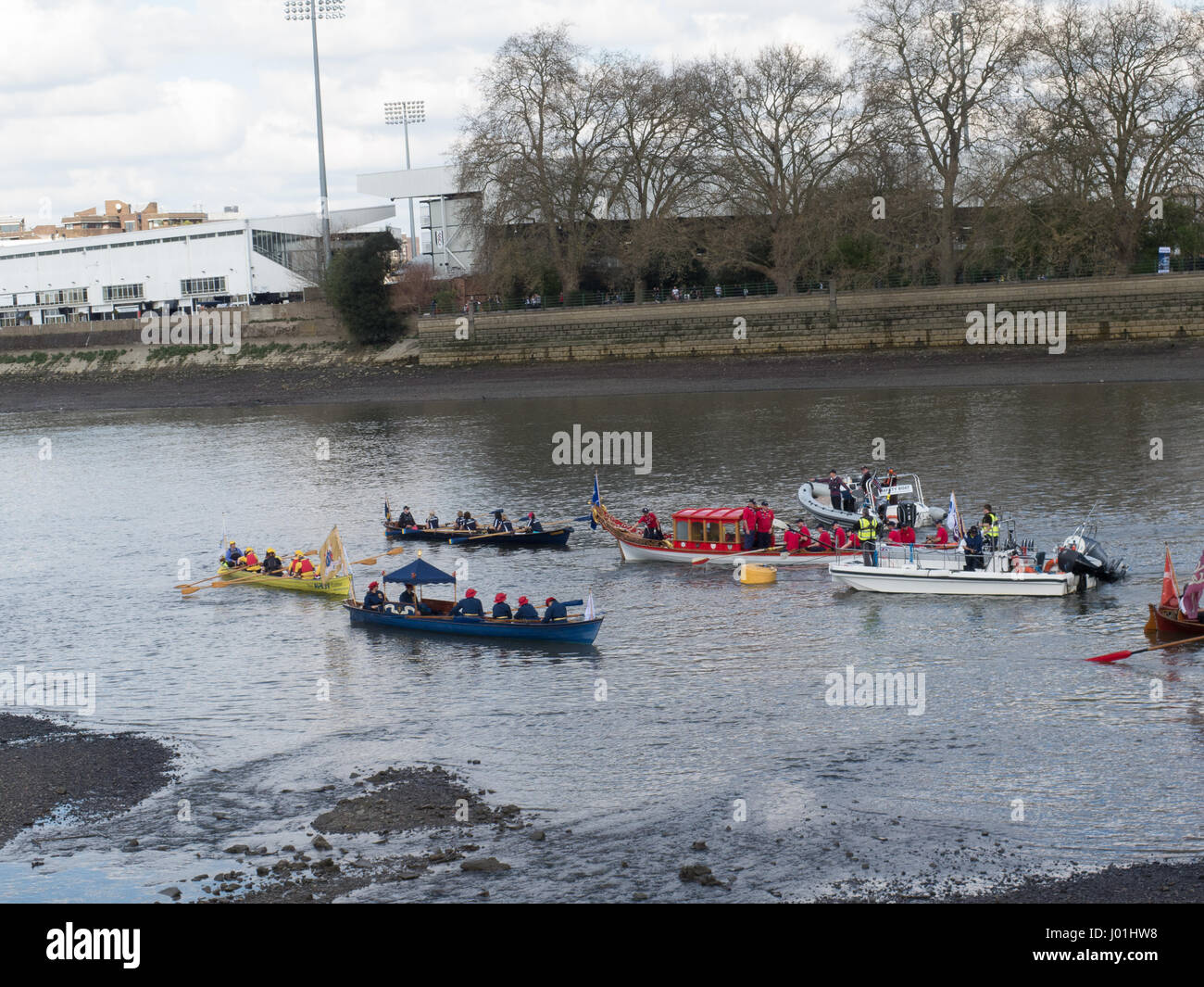river Thames rowing boat rowers bank sport rowing Stock Photo - Alamy
