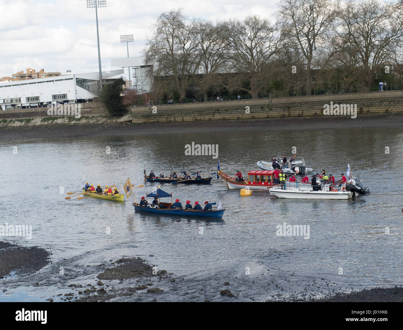 river Thames rowing boat rowers bank sport rowing Stock Photo - Alamy