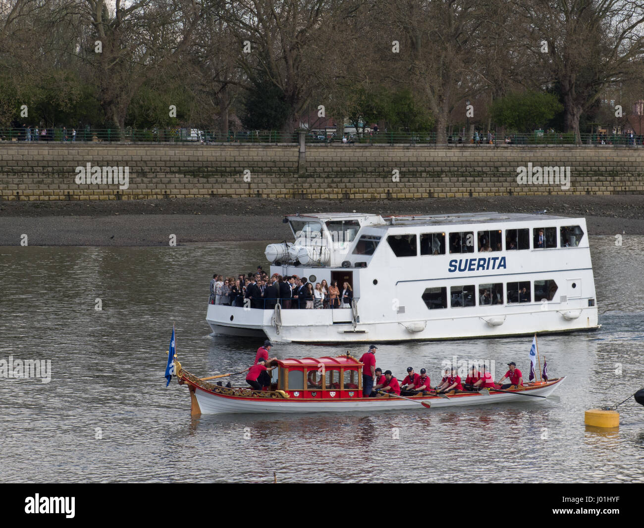river Thames rowing boat rowers bank sport rowing Stock Photo - Alamy