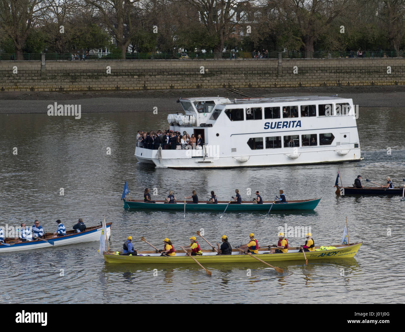 river Thames rowing boat rowers bank sport rowing Stock Photo - Alamy