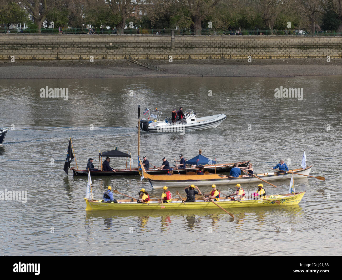 river Thames rowing boat rowers bank sport rowing Stock Photo - Alamy