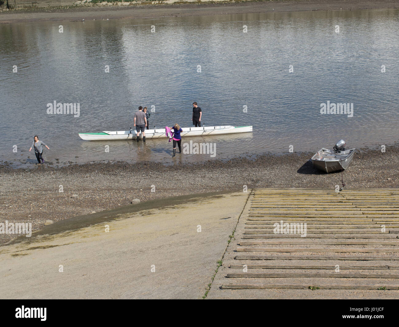 river Thames rowing boat rowers bank sport rowing Stock Photo - Alamy