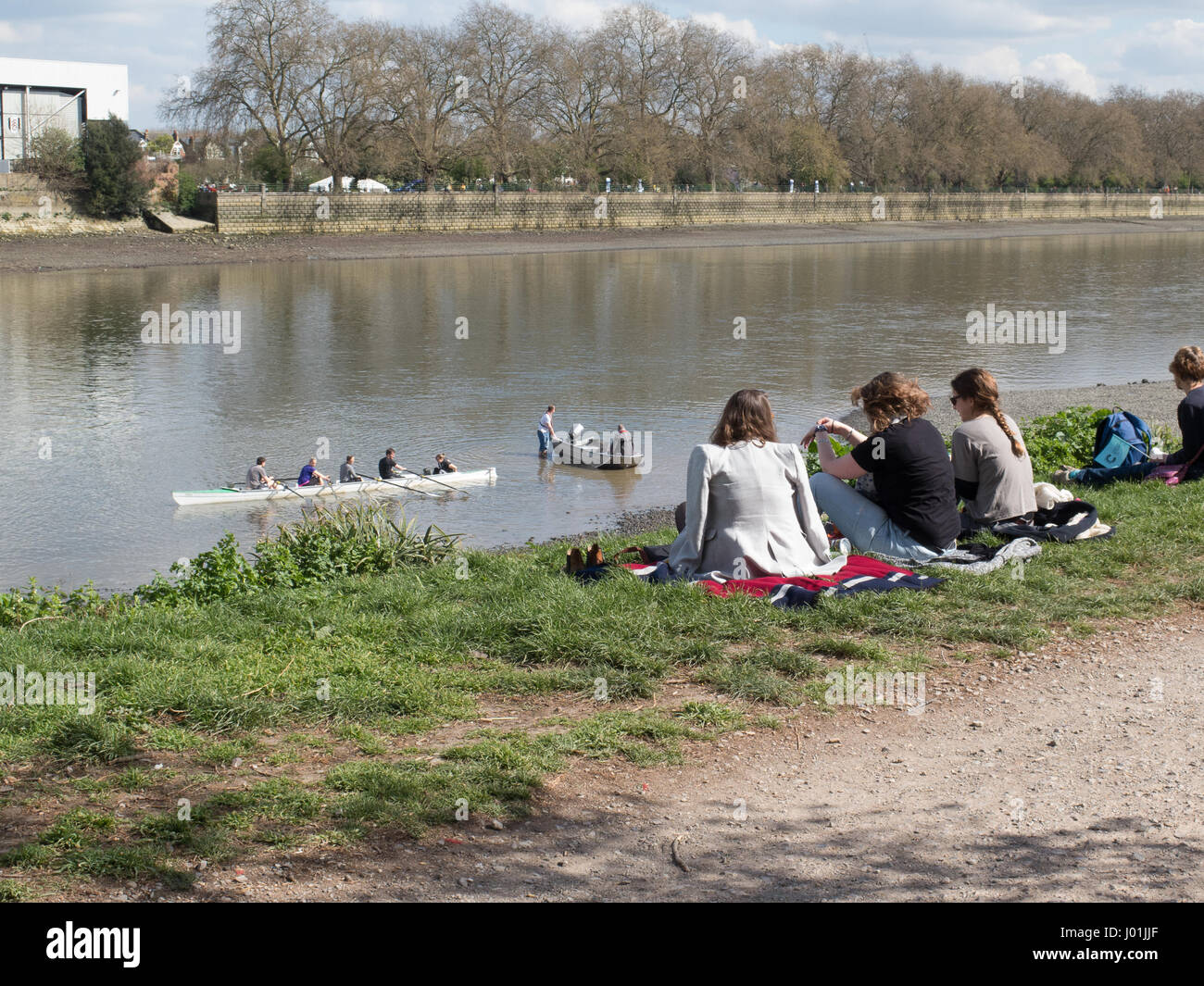 river Thames rowing boat rowers bank sport rowing Stock Photo - Alamy