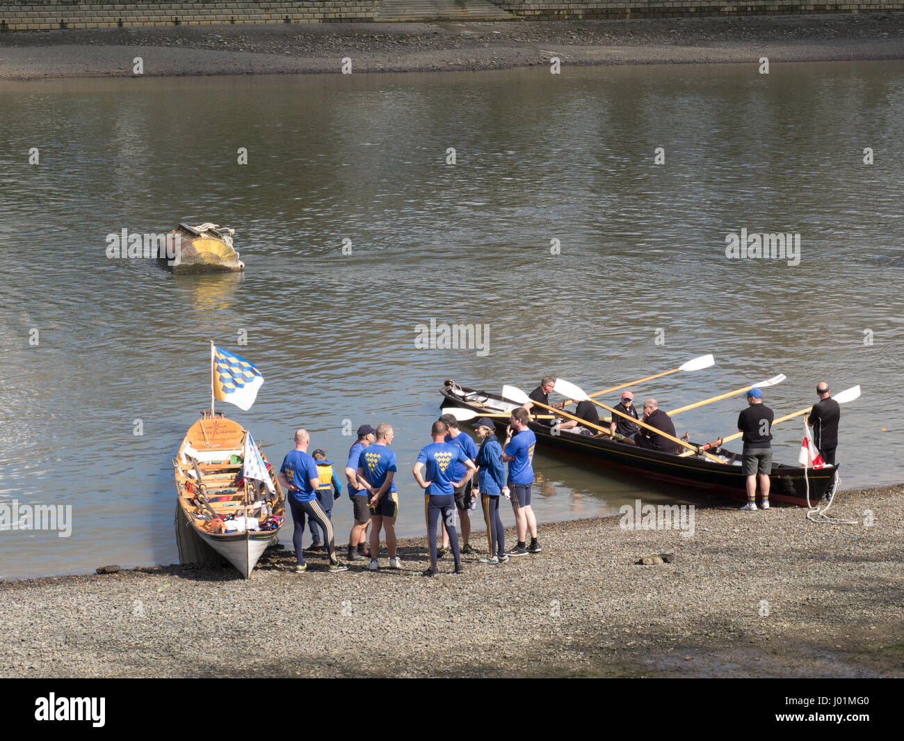 river Thames rowing boat rowers bank sport rowing Stock Photo - Alamy
