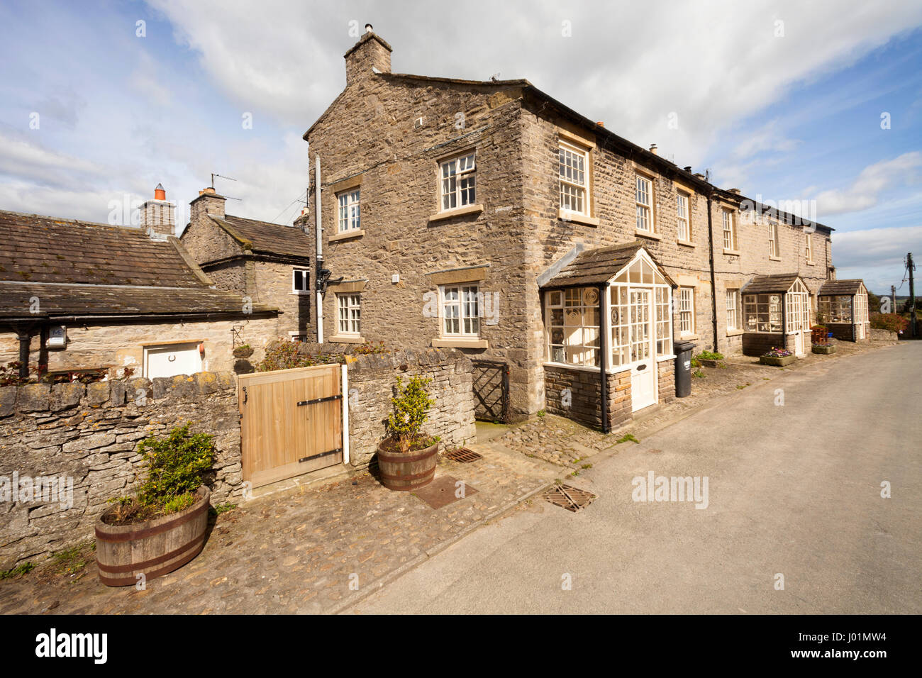 Stone cottages in the Yorkshire Dales Stock Photo - Alamy